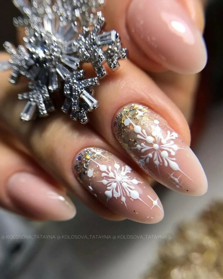 Новогодний маникюр 2027 – модные тренды, дизайны, цвета