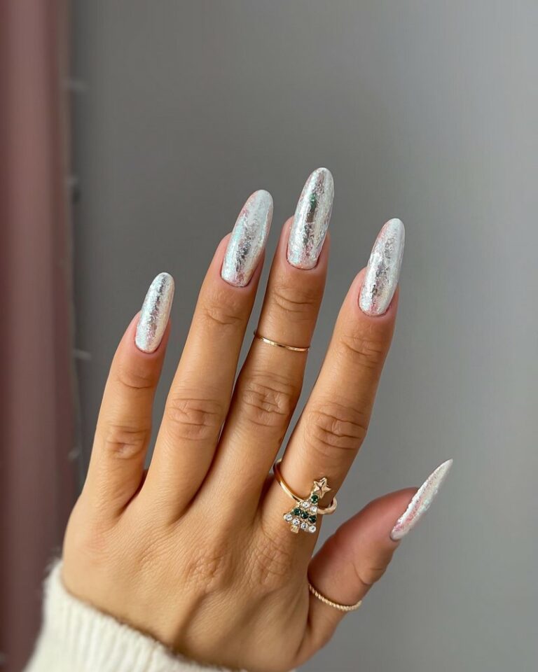 Новогодний маникюр 2027 – модные тренды, дизайны, цвета